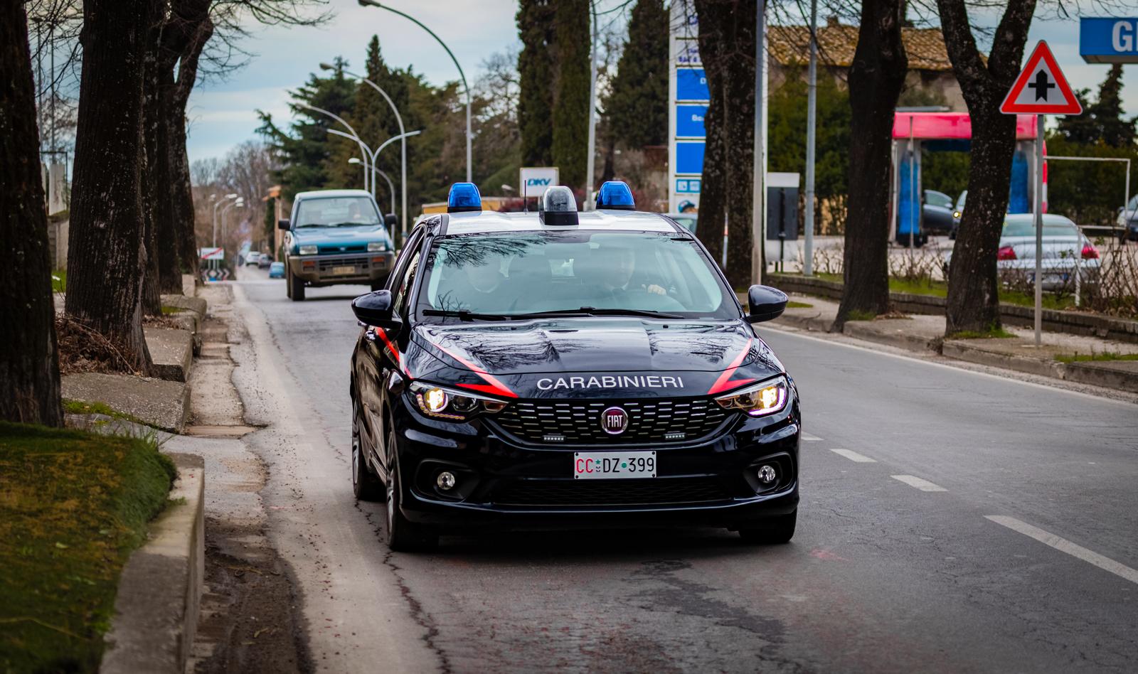 Blitz dei carabinieri nel centro storico, armi e droga sequestrate ... Blitz dei carabinieri nel centro storico, armi e droga sequestrate ...
